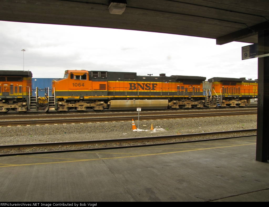 BNSF 1064